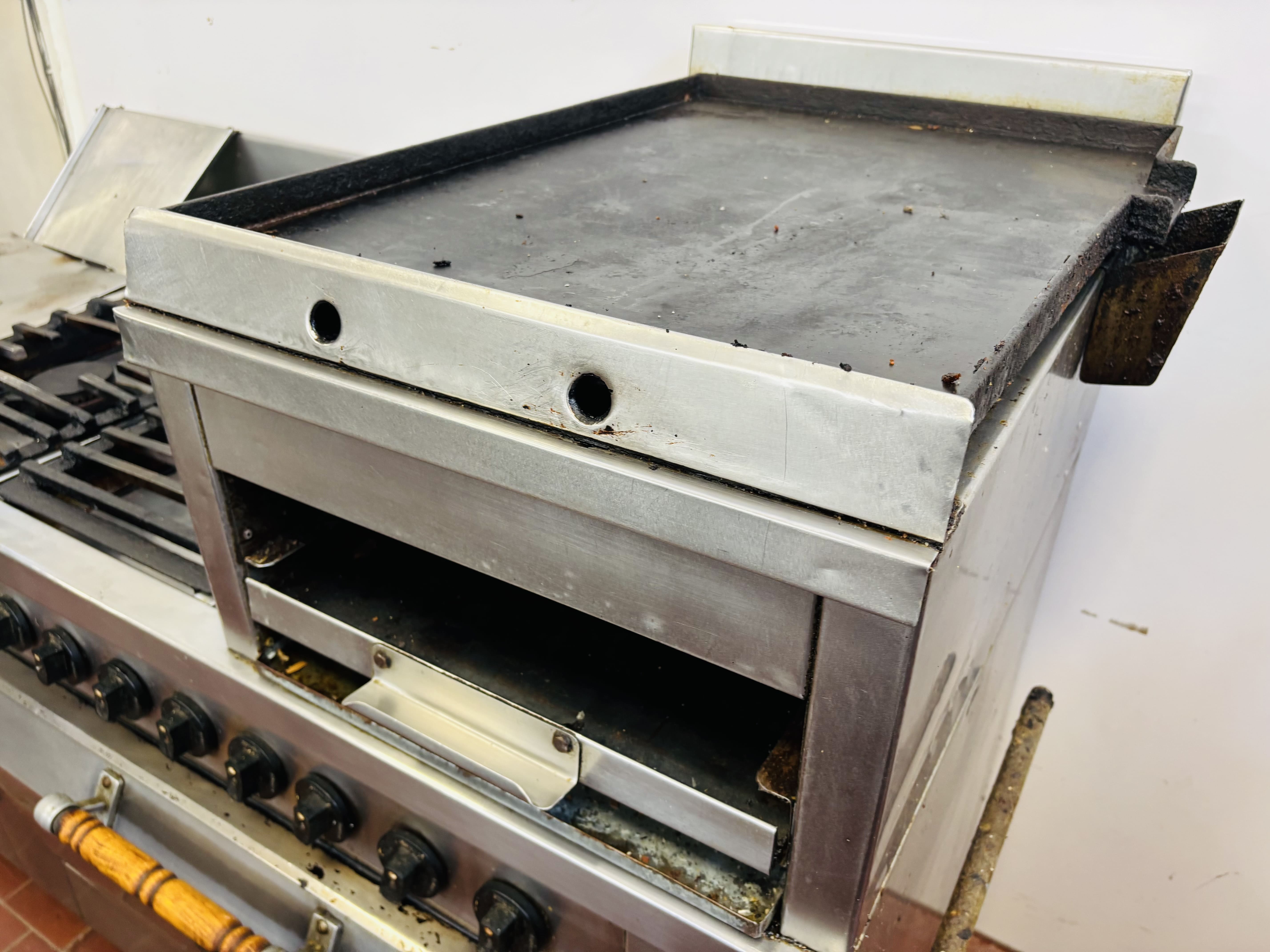 Lote #159 – Estación de cocina industrial en Ac/Inox a gas, con 4 ...